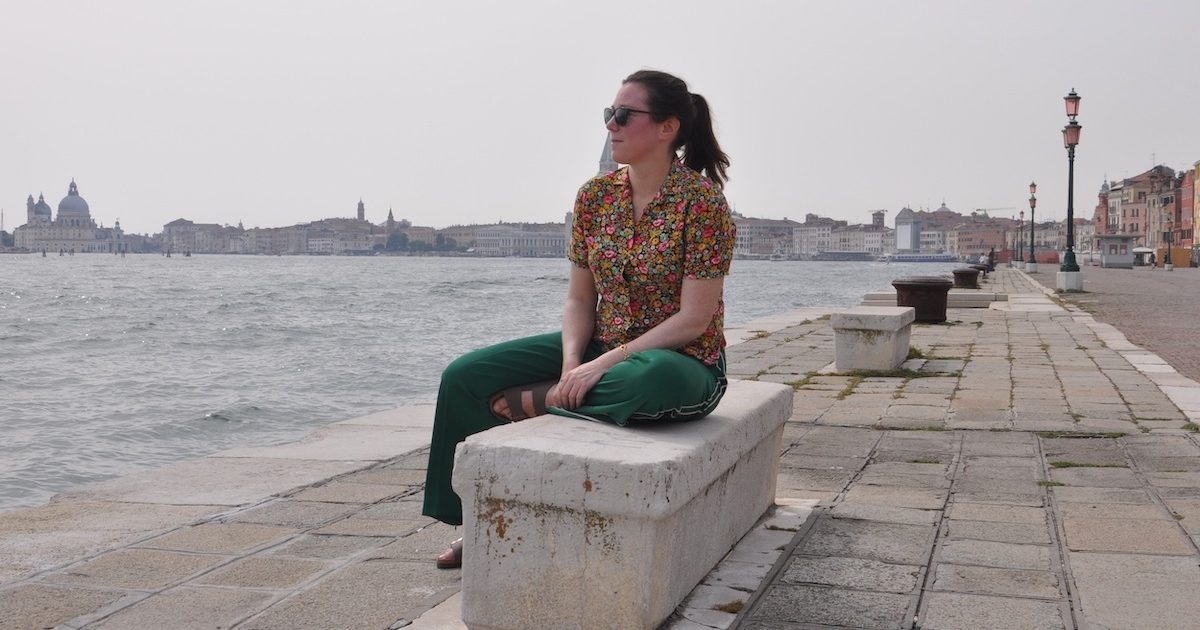 Why Singer Tess Callaghan moved from Ireland to Italy?