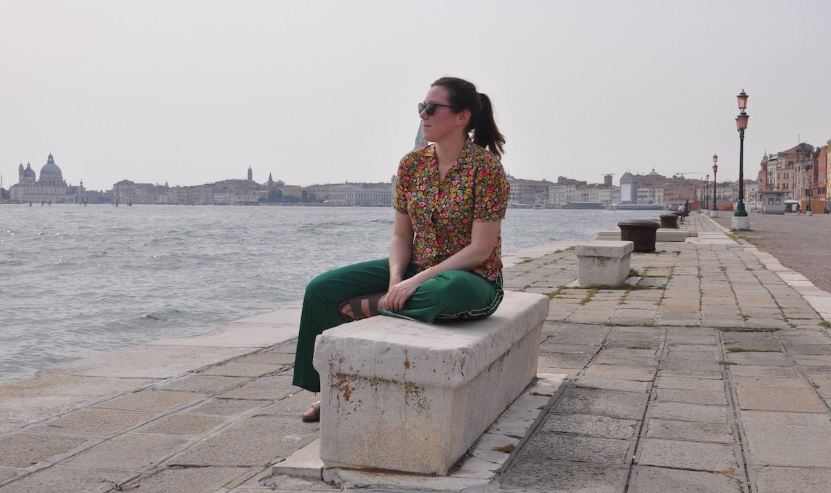 Why Singer Tess Callaghan moved from Ireland to Italy?