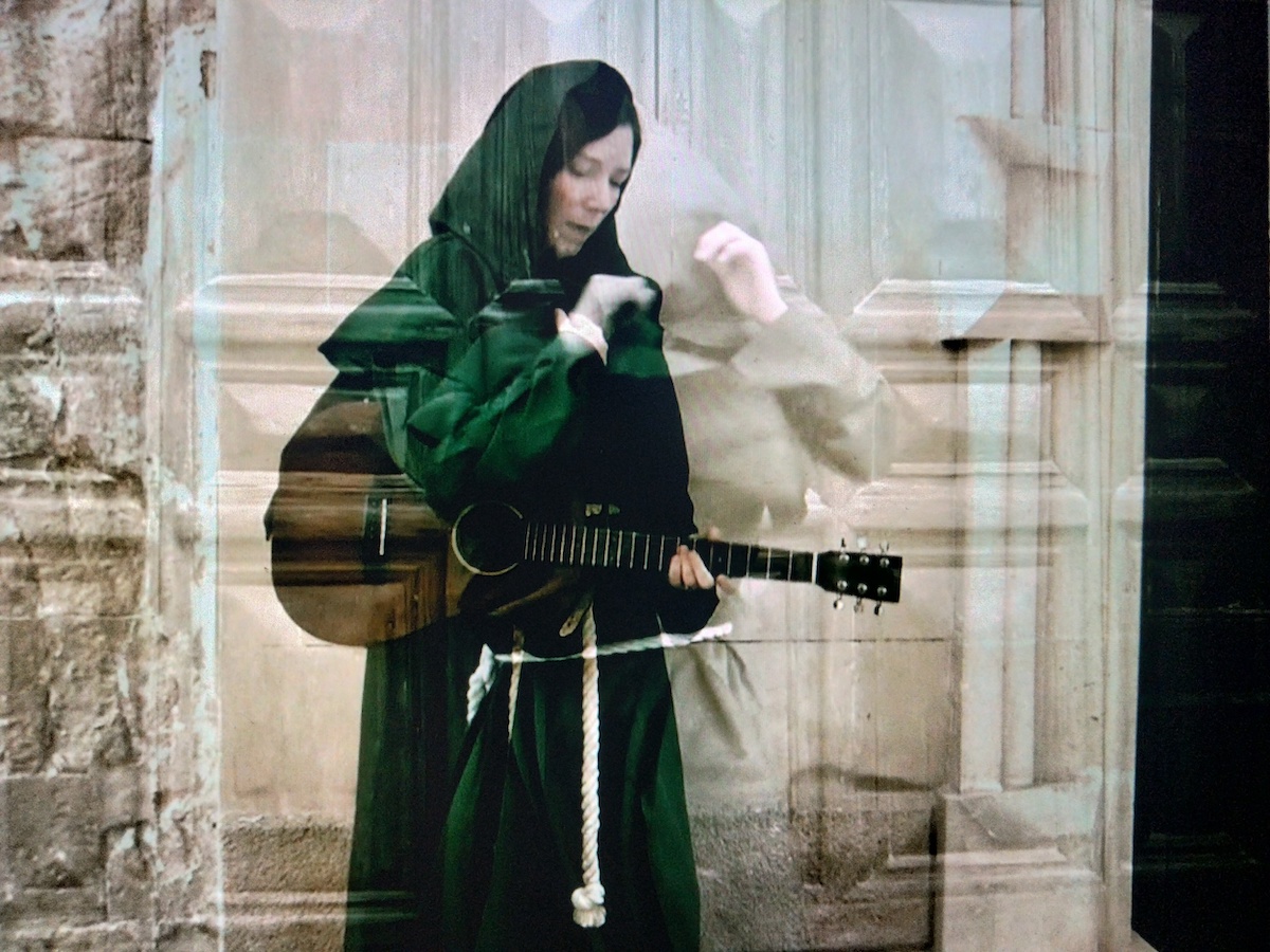 Why Singer Tess Callaghan moved from Ireland to Italy?