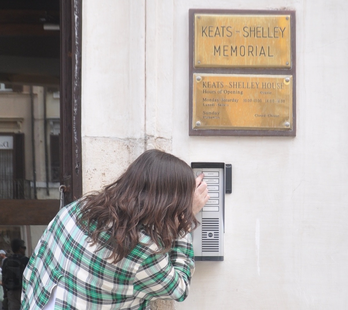 Why Singer Tess Callaghan moved from Ireland to Italy?