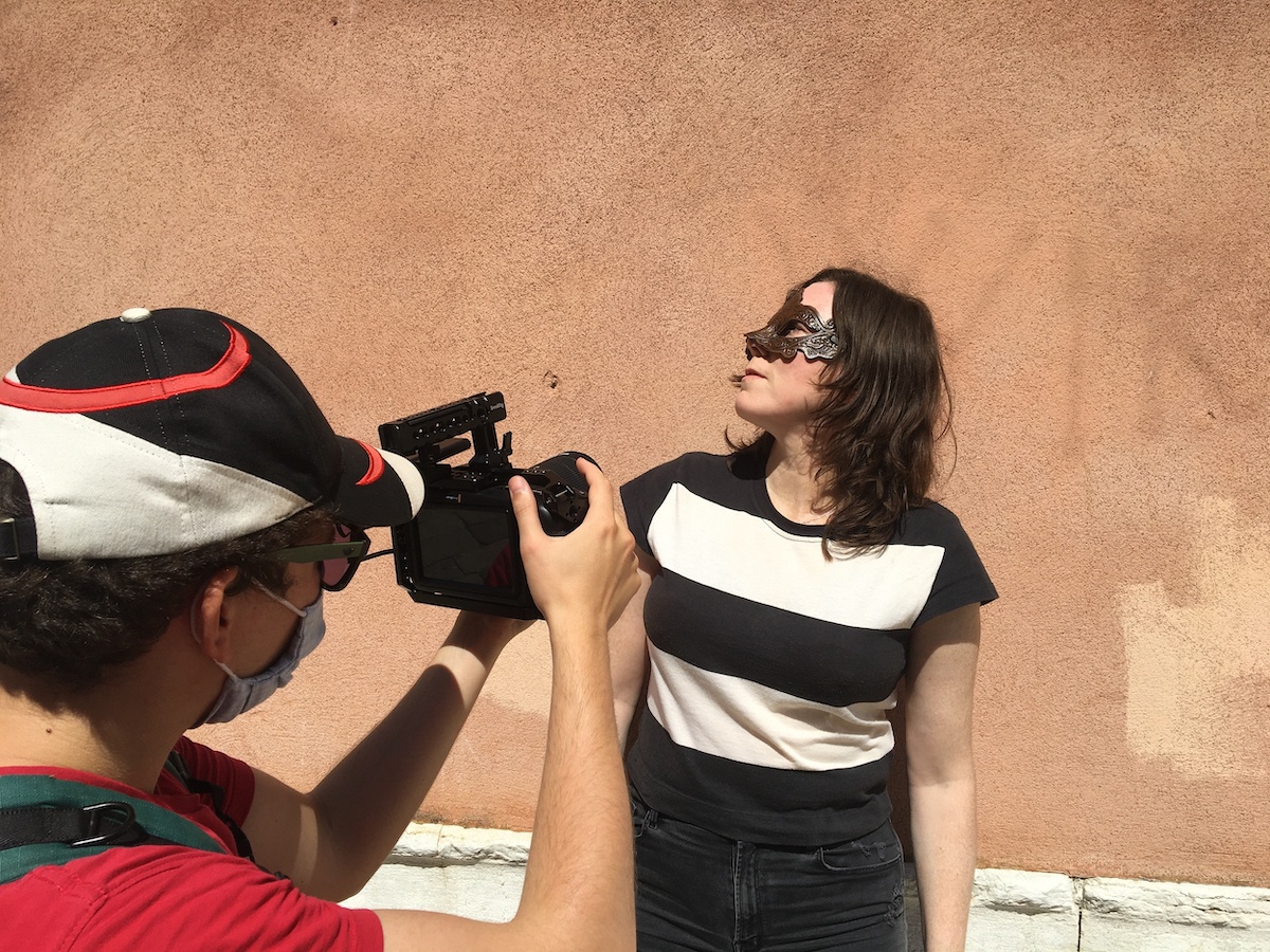 Why Singer Tess Callaghan moved from Ireland to Italy?